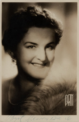 [20TH-CENTURY OPERA SINGERS]. A group of 6 signed photographs of opera ...